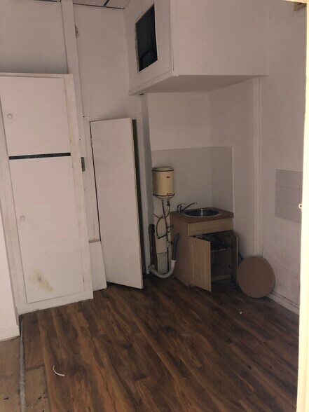 3A Brayford Sq, London, LND E1 0SG - Retail Cityfeet.com