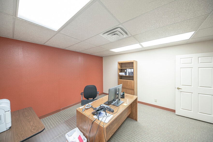 1541 John Ben Shepperd Pky, Odessa, TX 79761 - Storefront Retail Office ...