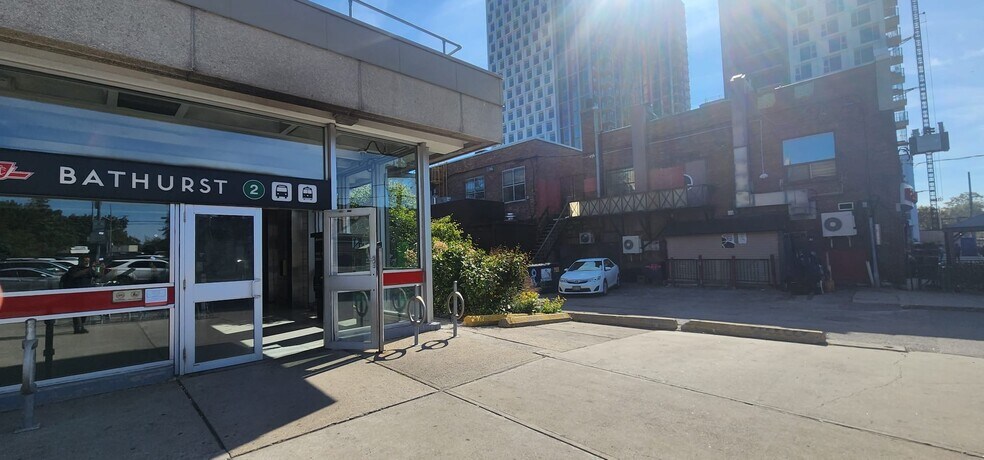 568-570 Bloor St W, Toronto, ON M6G 2L7 - Retail For Lease Cityfeet.com