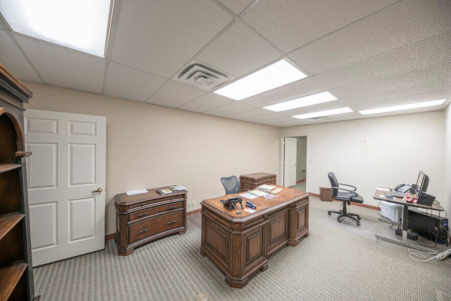 1541 John Ben Shepperd Pky, Odessa, TX 79761 - Storefront Retail Office ...