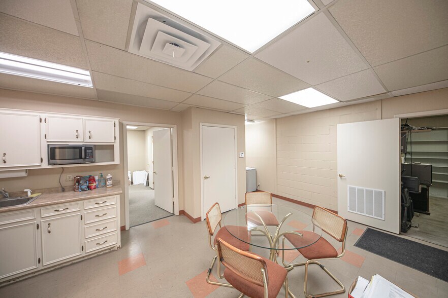 1541 John Ben Shepperd Pky, Odessa, TX 79761 - Storefront Retail Office ...