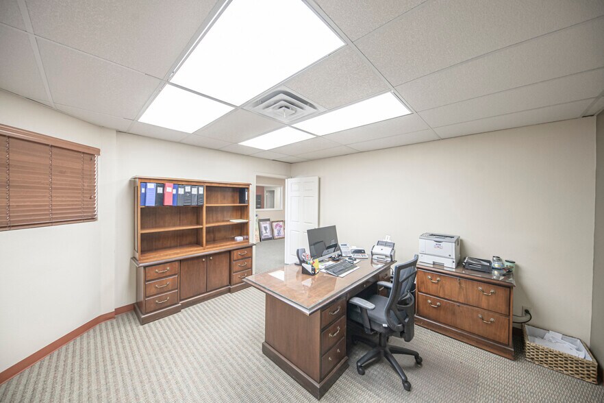 1541 John Ben Shepperd Pky, Odessa, TX 79761 - Storefront Retail Office ...