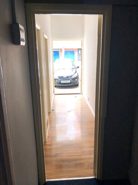 3A Brayford Sq, London, LND E1 0SG - Retail Cityfeet.com