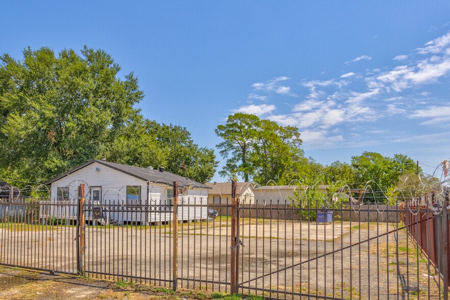 8002-8004 Homestead, Houston, TX 77028 - Freestanding For Sale Cityfeet.com