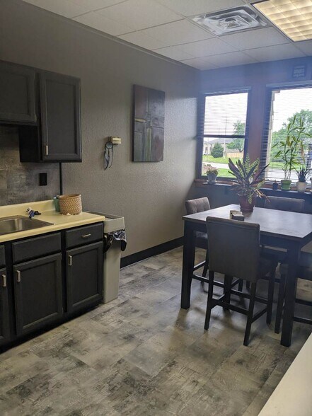 2900 SW Wanamaker Dr, Topeka, KS 66614 - Office Cityfeet.com