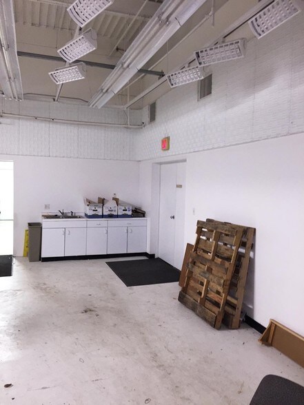 2425 Hubbell Ave, Des Moines, IA 50317 - Manufacturing For Sale ...